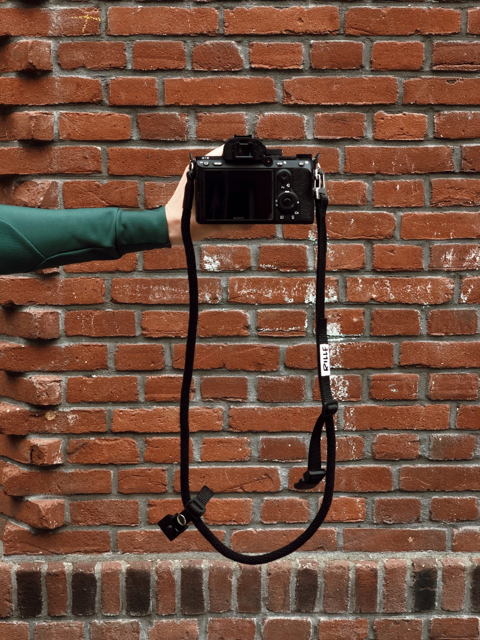 The Rille strap - Rille Camera strap for cyclists with bigger cameras